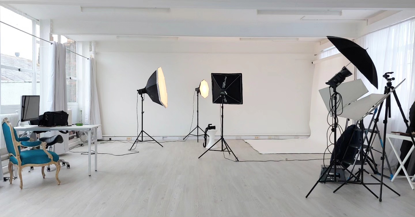 CELEBRITY PHOTOGRAPHER OPENS NEW STUDIO IN WOOLTON VILLAGE - La Vida ...