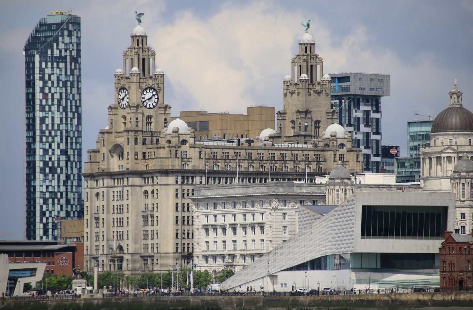 HEARN'S HISTORY: THE LOVELY LIVER BIRDS OF LIVERPOOL! - La Vida Liverpool